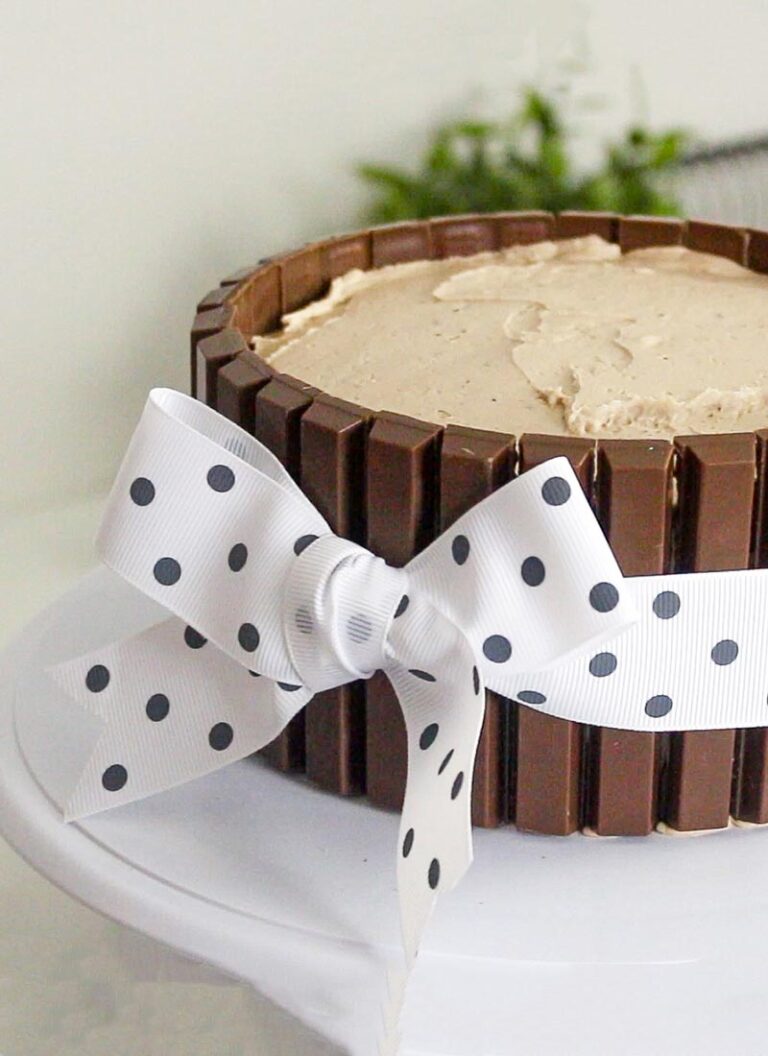 Chocolate Kit Kat Cake - Pankobunny